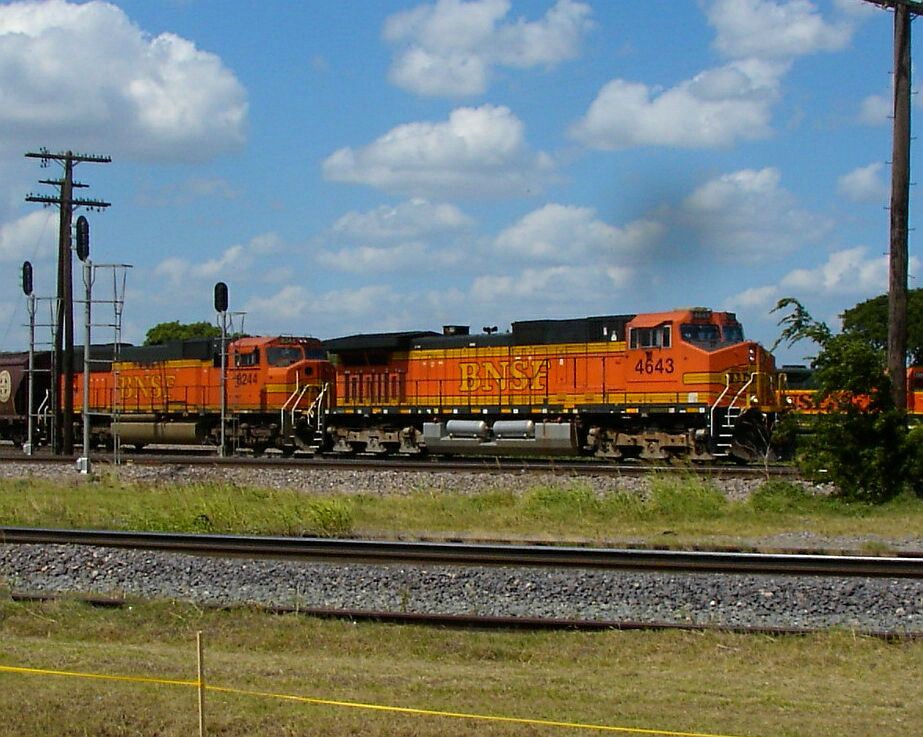 BNSF 4643 & BNSF 8244